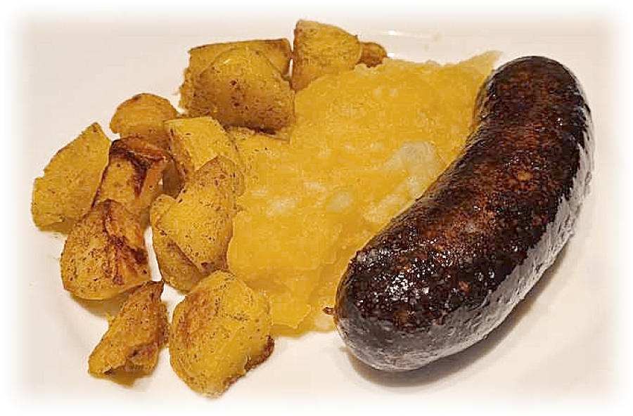 Bloedworst, appelmoes, gebakken patatjes